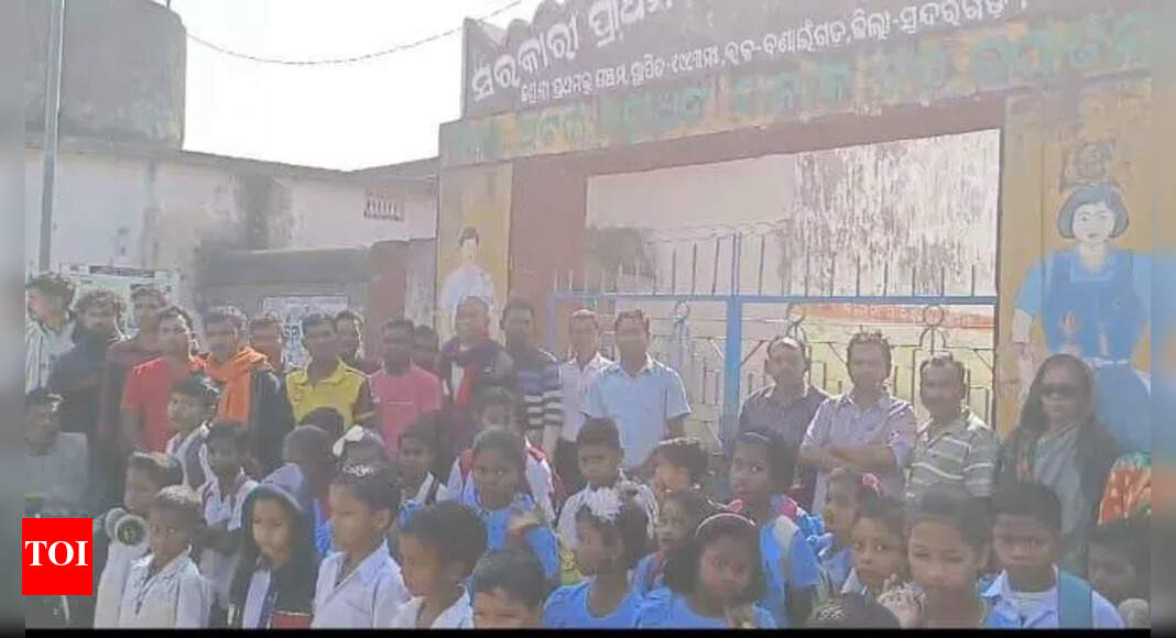 Protest outside school demanding more teachers | Bhubaneswar News - The ...