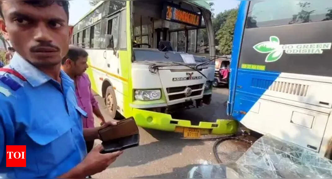 Four injured in collision of two Mo buses at Raj Mahal Square ...