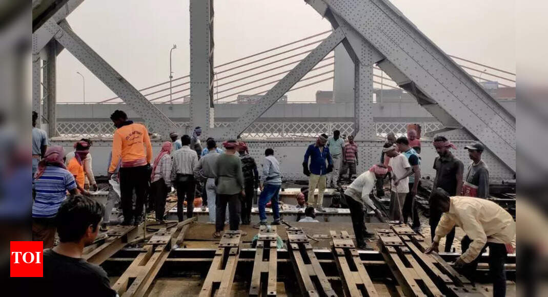 Bally Bridge shut, cops break railing for alternative route | Kolkata ...