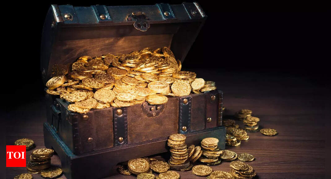 Man dares to explore abandoned house, finds unbelievable hidden ...