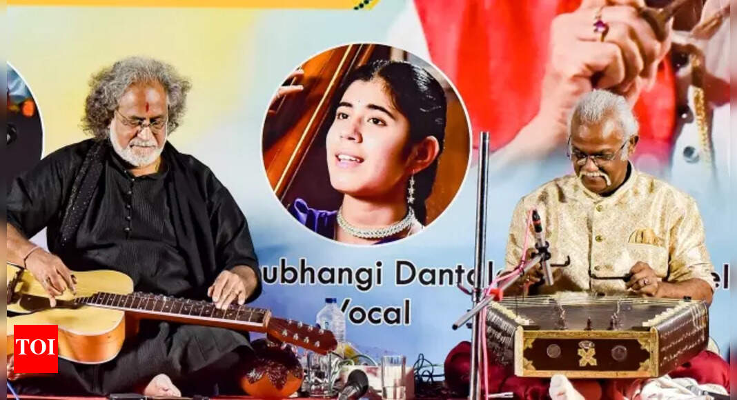 Kolkata witnessed an eclectic jugalbandi of Vishwamohan Bhatt and Tarun Bhattacharya | Bengali ...