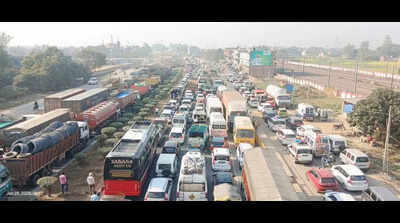 15k vehicles stuck on NH-19 as UP bars entry amid Kumbh Mela rush ...