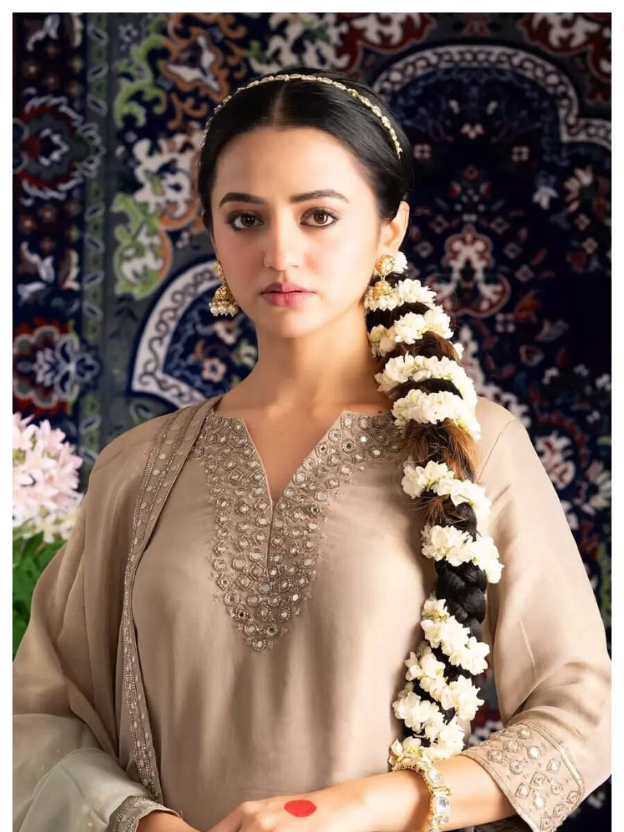 Desi looks of Helly Shah | Times of India
