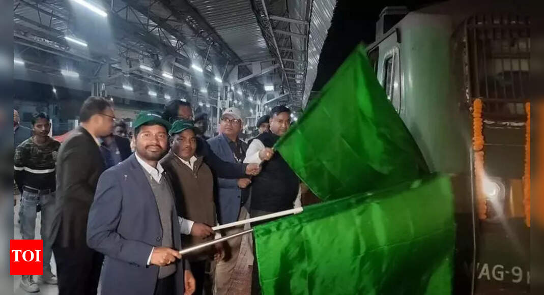 Min flags off special train to Kolkata with 800 students on edu tour ...
