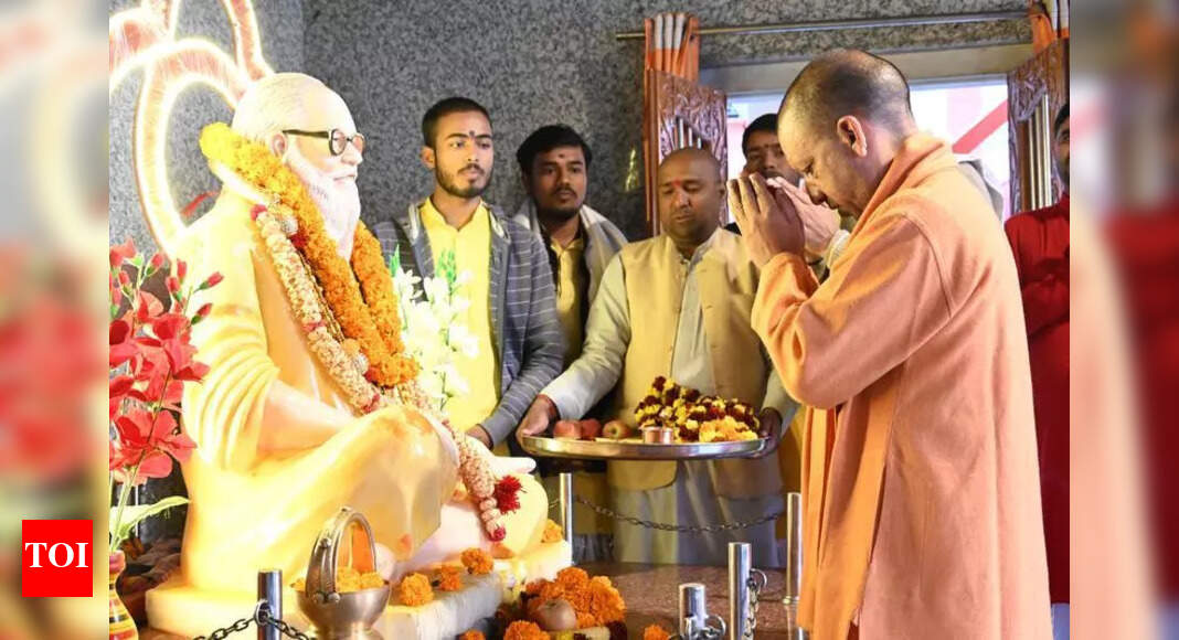 Former Nepal King offers prayer at Goraknath temple | Varanasi News ...