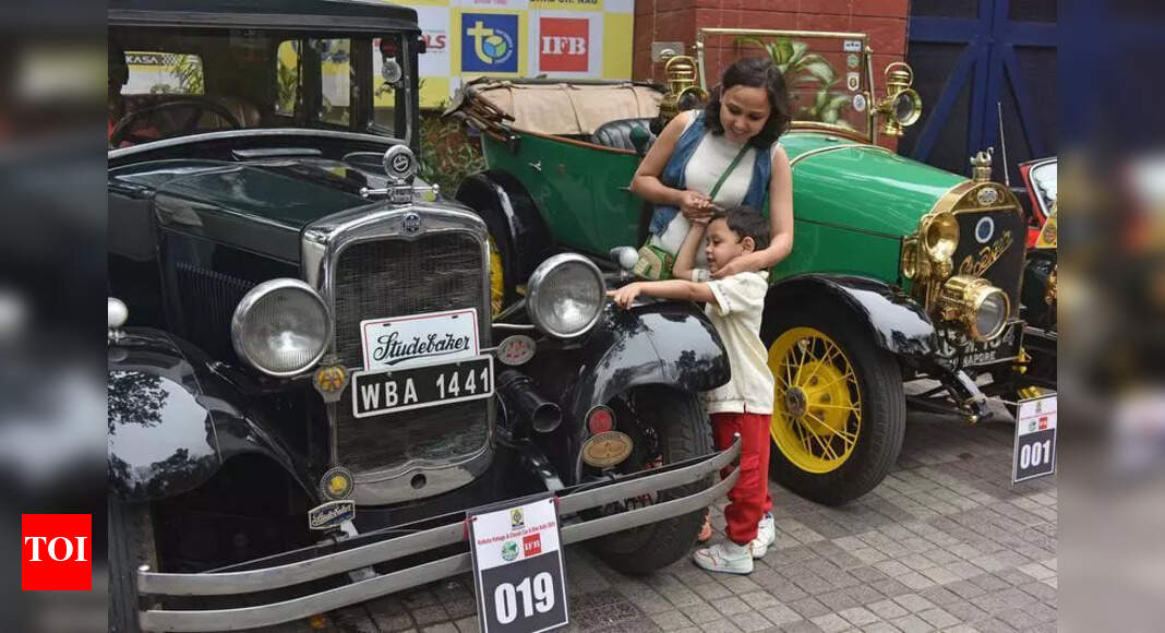 Vintage vroom: Old beauties on wheels lord over city roads | Kolkata ...