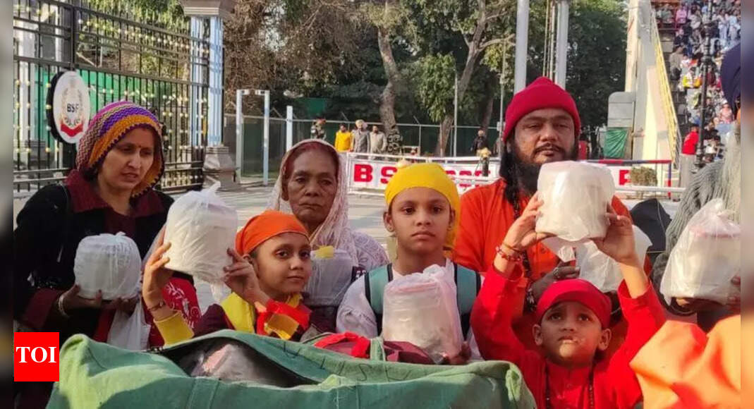 Pakistani Hindus Ashes Immersion: 400 urns filled with ashes of ...