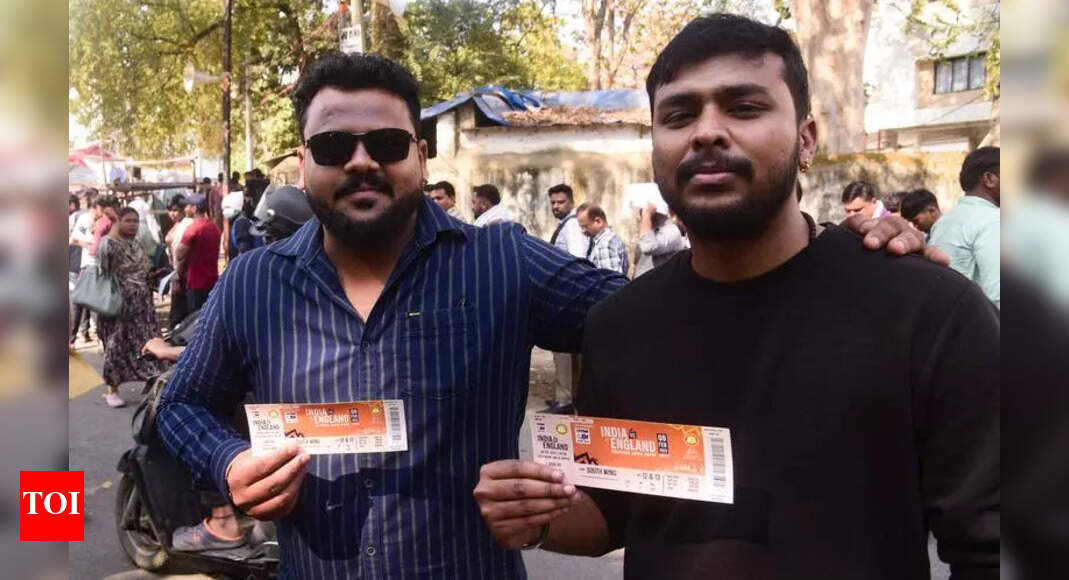 Cricket fever hits Nagpur: Fans battle heat & tech glitches for match ...