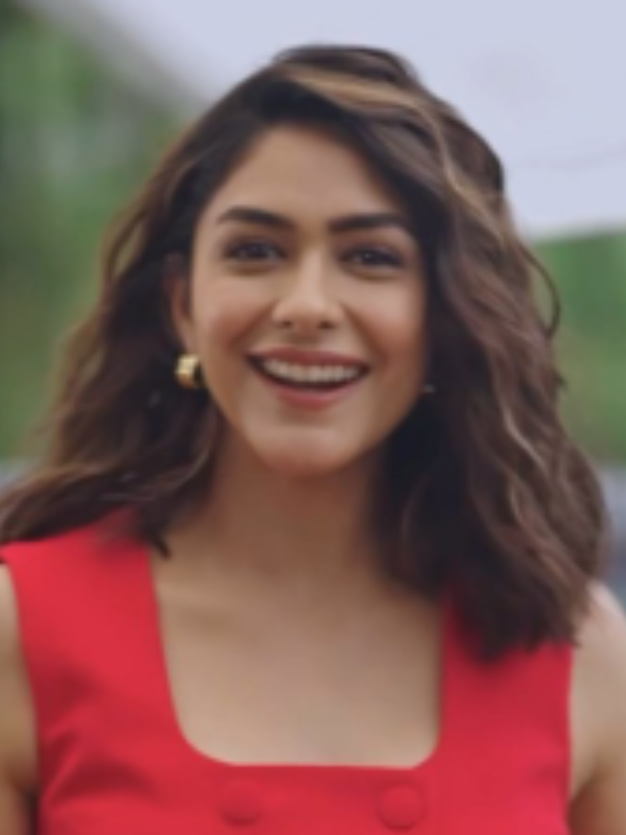 Mrunal Thakur's mesmerizing smile is the sunshine you need today ...