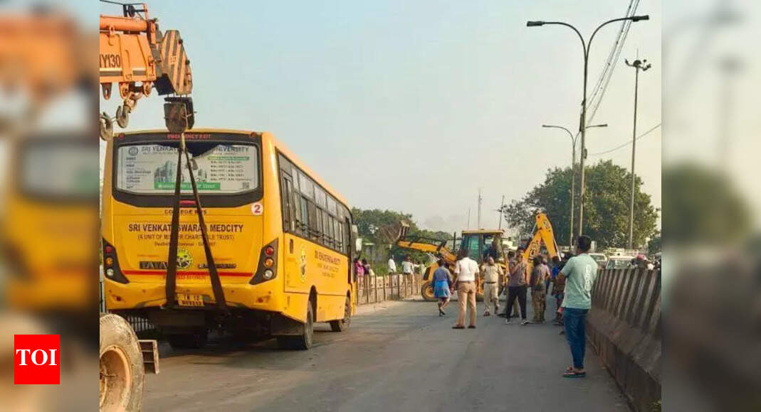College bus breaks down on Basin Bridge, triggers 3-hr snarl | Chennai ...