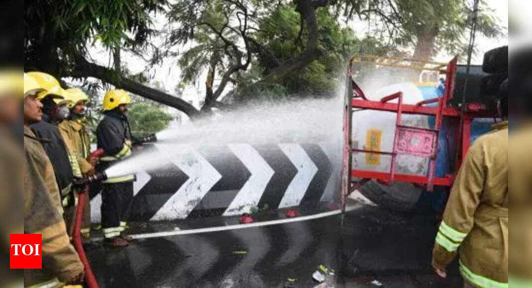 Driver burnt to death after trailer hits divider, catches fire | Indore ...