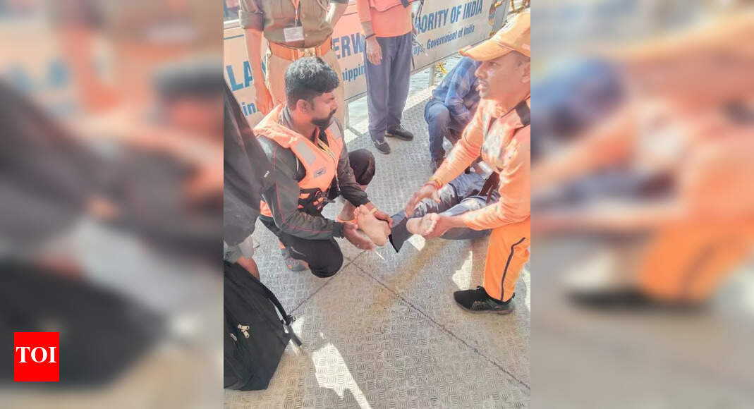 SDRF rescues 7 as boat turns turtle at Sangam | Lucknow News - The ...