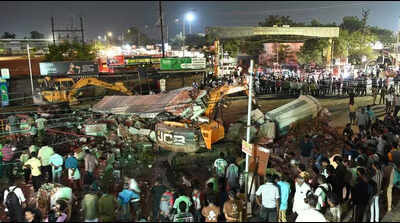 One dead as arch falls on earth mover | Madurai News - The Times of India