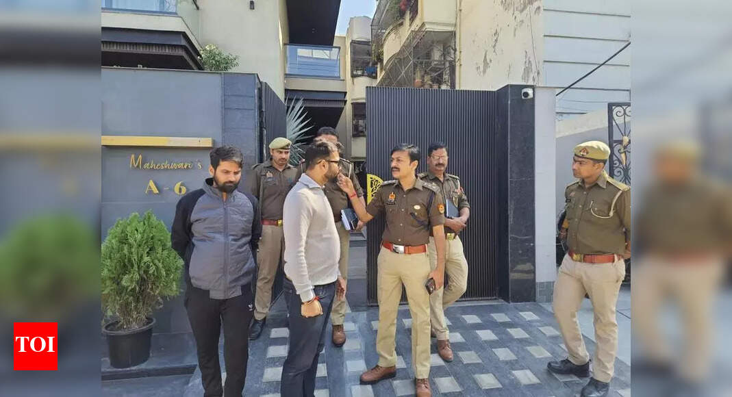 Owners asleep, thief breaks into house & flees with Rs 7L cash | Noida ...