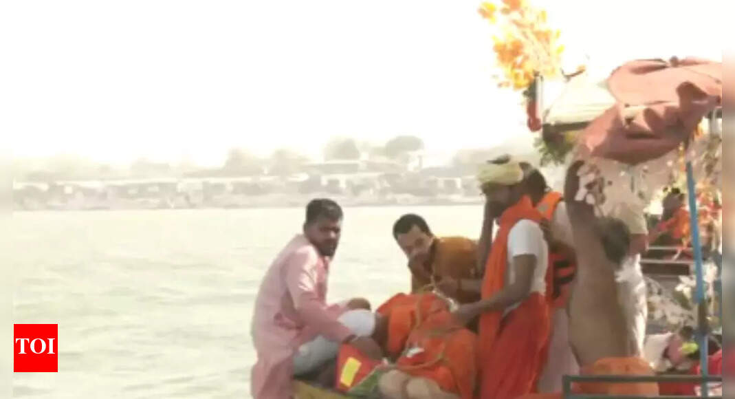 Watch: Ayodhya chief priest Acharya Satyendra Das given 'Jal Samadhi ...