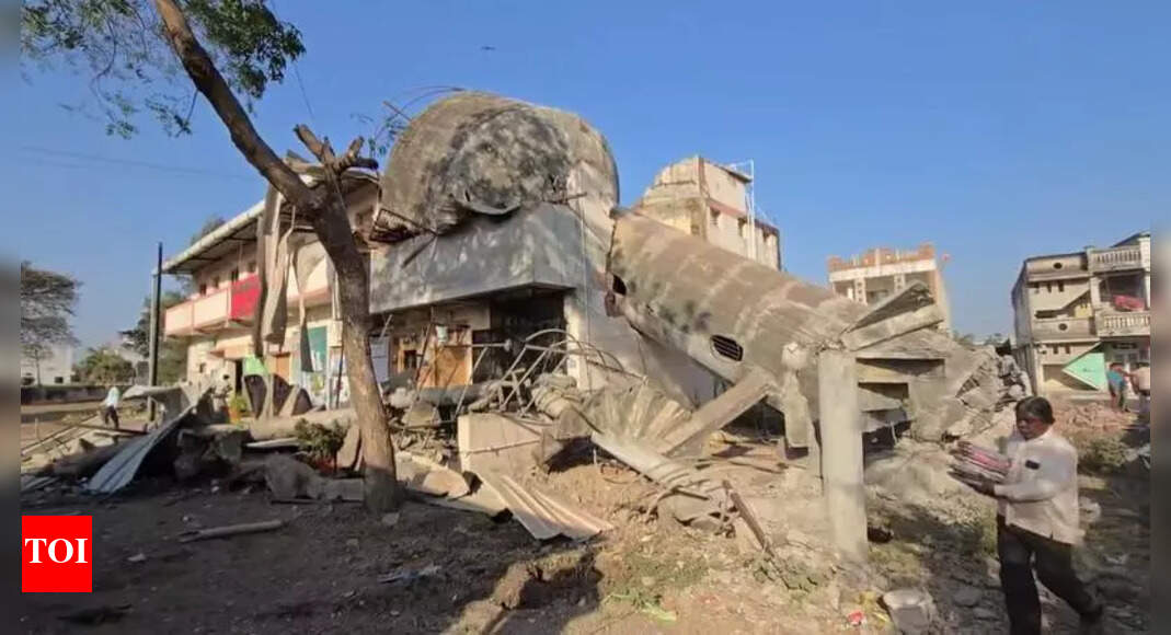 35-year-old tank collapses during razing, no injuries | Surat News ...