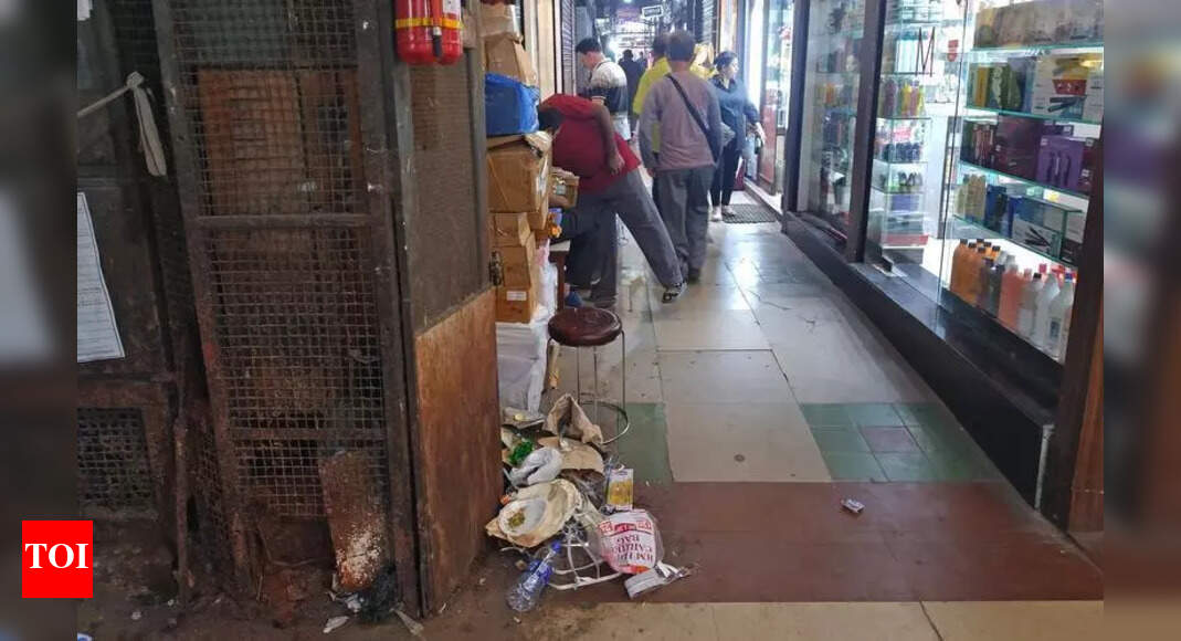 New Mkt traders raise stink over hawkers, garbage, mutation block ...