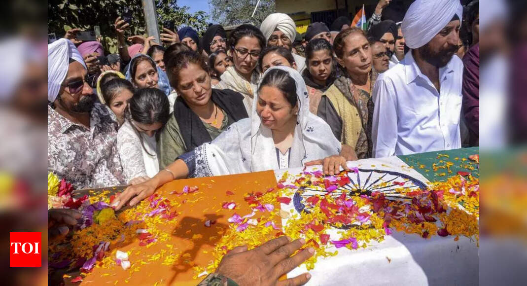 Slain Army captain laid to rest in H’bag | Ranchi News - The Times of India