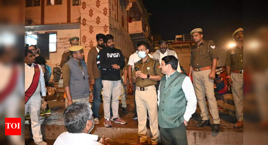 20 pilgrims held captive near Dashaswamedh ghat, 4 arrested | Varanasi ...