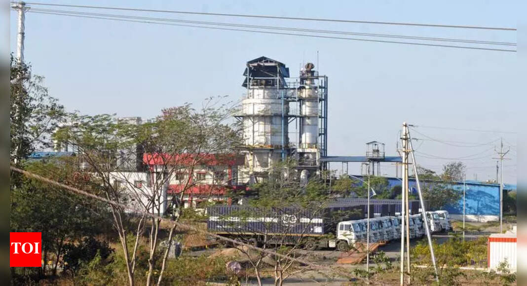 Carbide waste unloaded at Pithampur plant | Bhopal News - The Times of ...