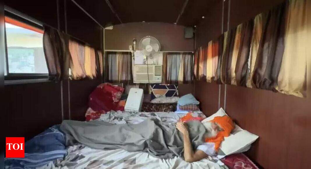 Fasting farmer leader Dallewal leaves for Chandigarh in ambulance for ...