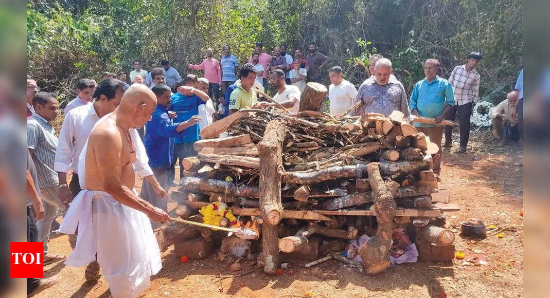 Lavoo cremated in Ponda, dignitaries pay their tributes | Goa News ...