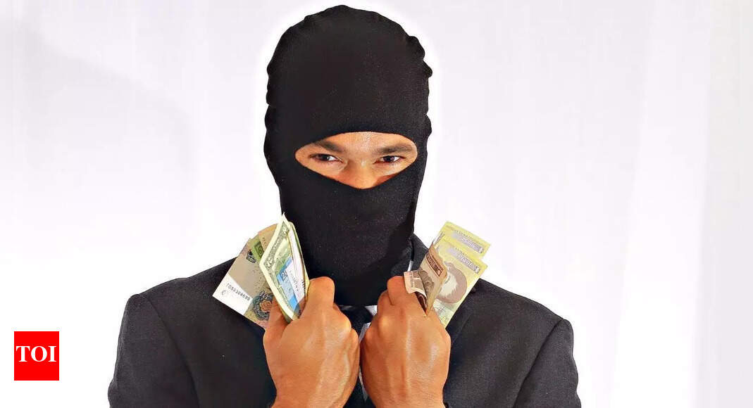 Thief tries robbing a bank with the funniest weapon ever – What happens ...