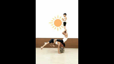 With 2 kids on his back, Meerut man lifts 50kg with teeth in handstand ...