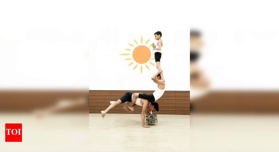 With 2 kids on his back, Meerut man lifts 50kg with teeth in handstand ...