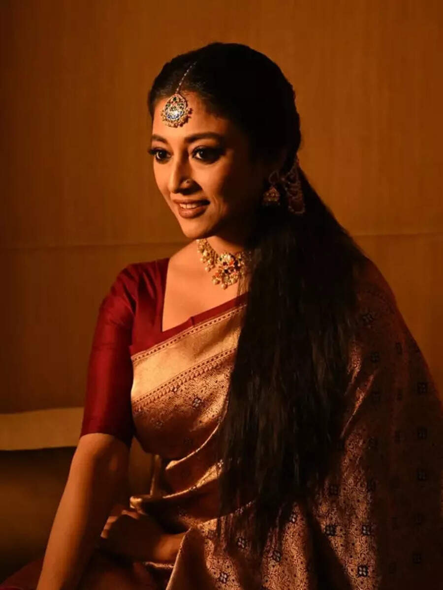 Paoli Dam exudes Bengali elegance in a timeless silk saree look | Times of India
