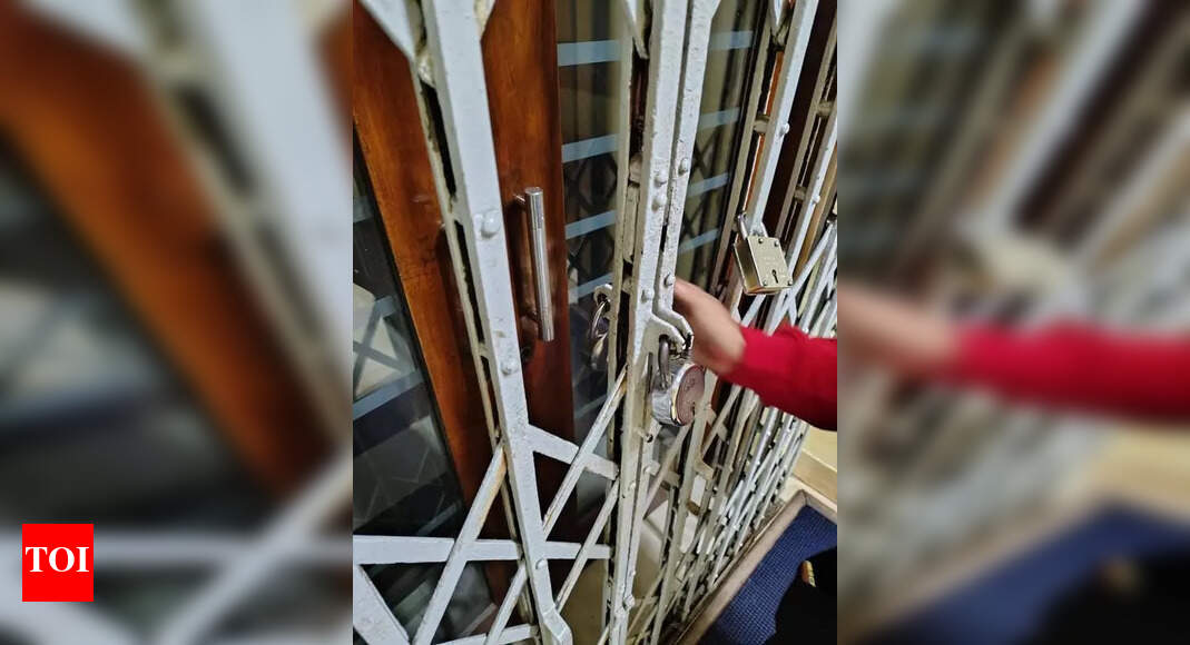 JU students want hostel gates open all night | Kolkata News - The Times ...