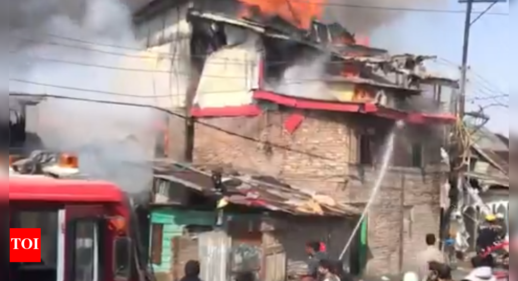 Srinagar Fire: Fire breaks out in house at Srinagar Kursu Rajbagh area ...