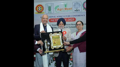 Dr Anil Dixit receives Norman Borlaug award at NUTRIENT 2025 | Raipur ...