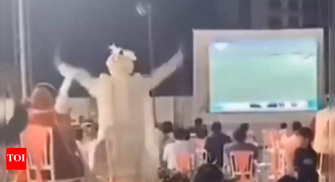 Couple interrupts their wedding to watch Virat Kohli’s iconic century | Video goes viral | - The ...