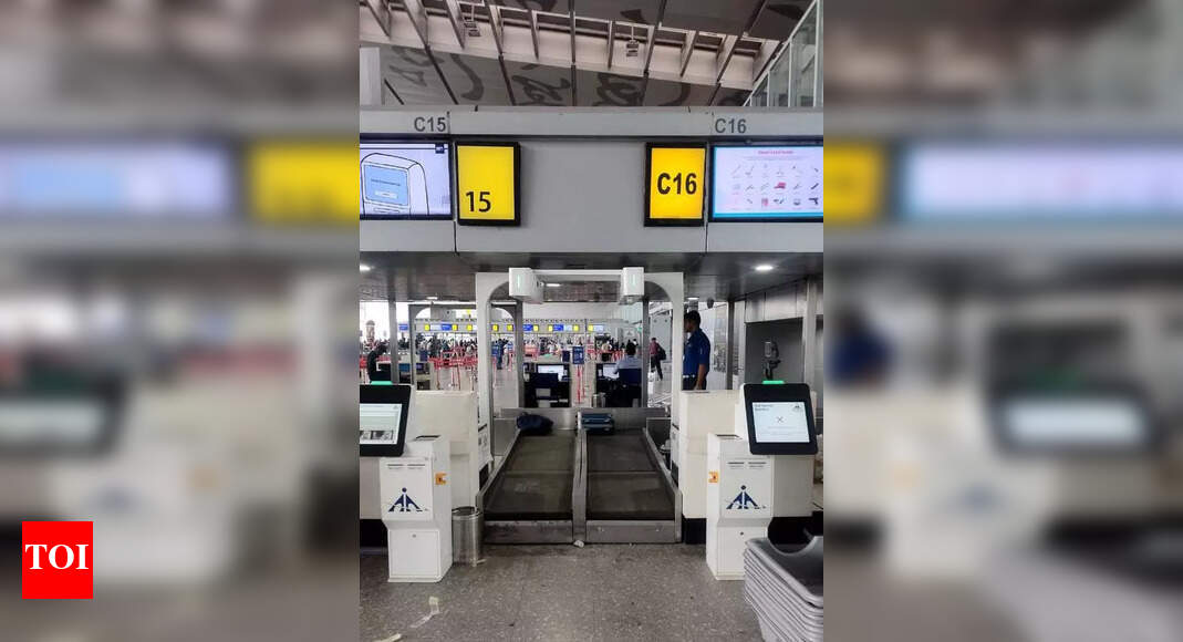 Airport pushes to ramp up self check-in tag use | Kolkata News - The ...