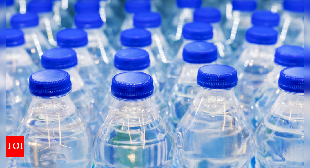 Plastic Water Bottles Heath Risks: Drinking water in plastic bottles ...
