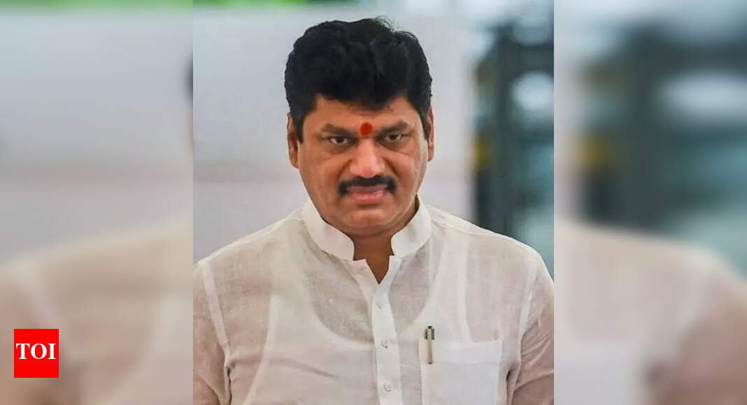 BJP MLA Dhas accuses Dhananjay Munde of Rs 200-cr scam | Chhatrapati ...