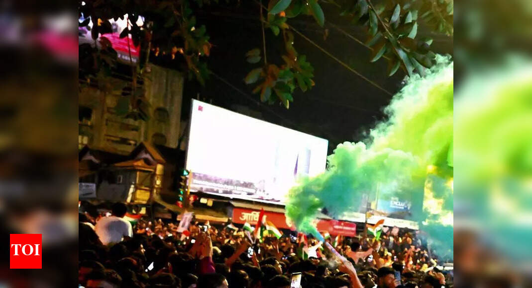 Chaos erupts on FC Road as 2 groups clash during celebrations of India ...