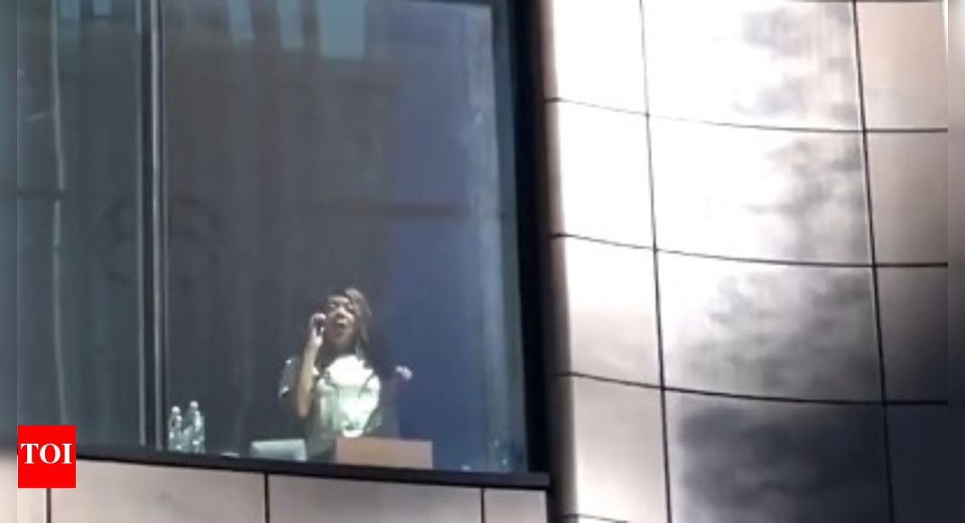 Wendy Williams News: Wendy Williams taken away in ambulance as she begs ...