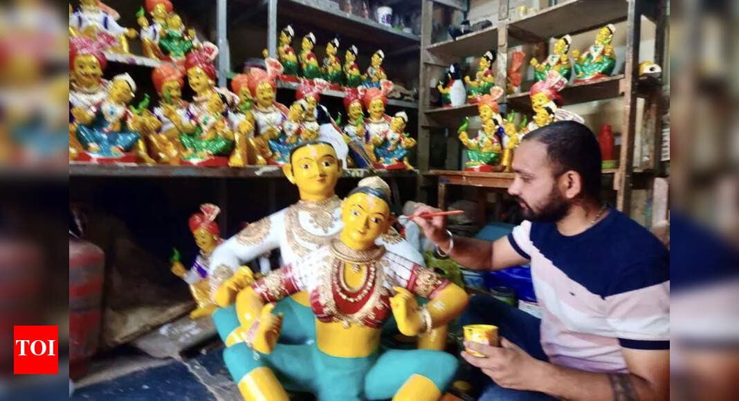 Kamadeva and Rati Devi idols draw crowds in Hubballi - The Times of India