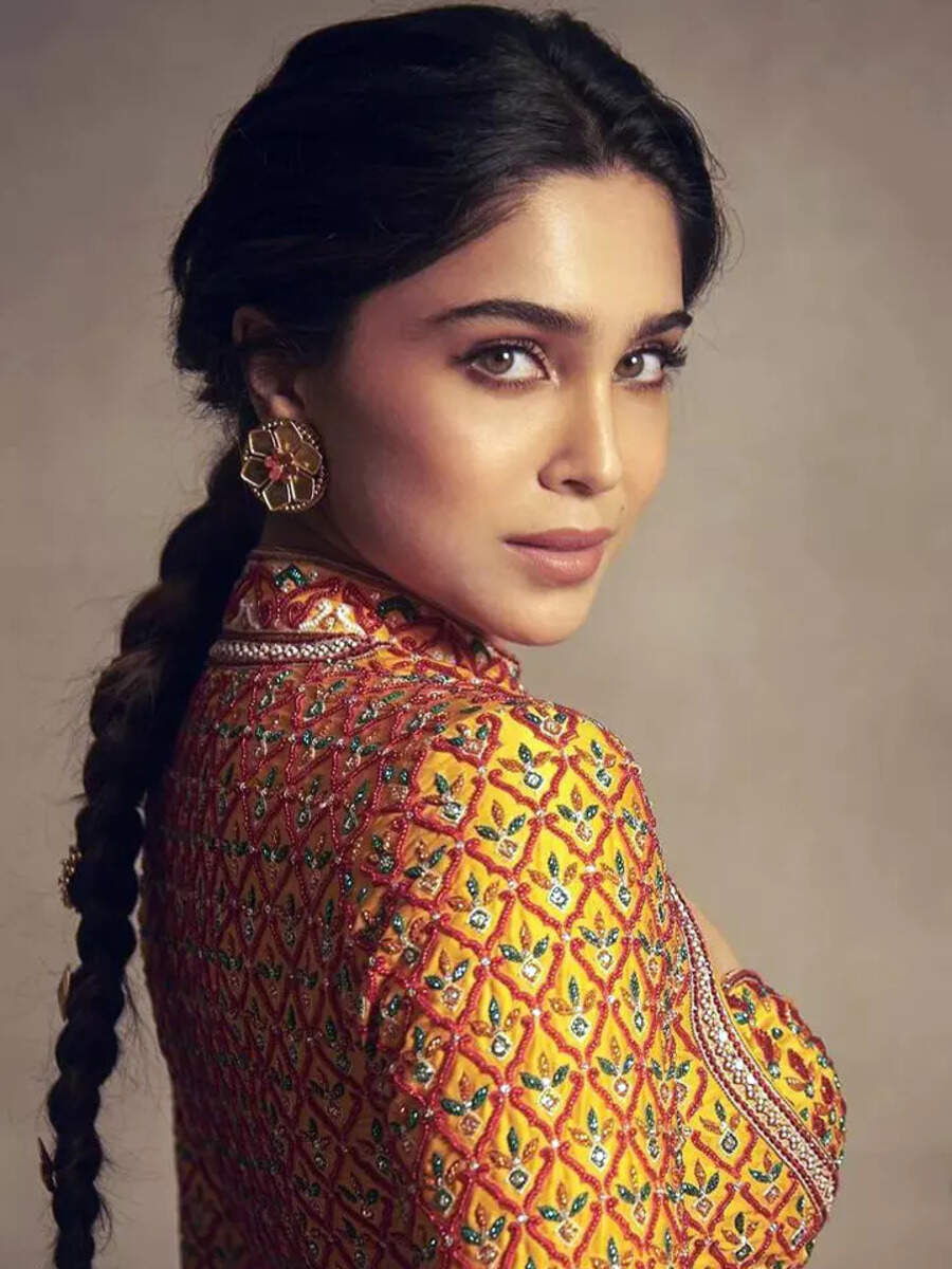 Sharvari Wagh showcases timeless charm in ethnic fashion | Times of India