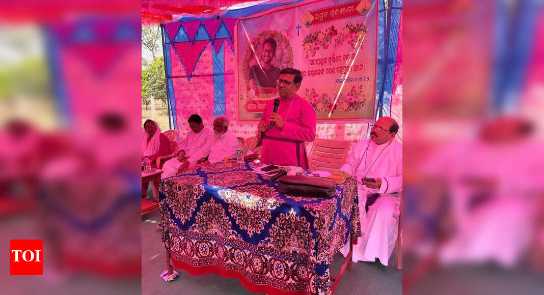 People pay tribute to Bibhas | Bhubaneswar News - The Times of India