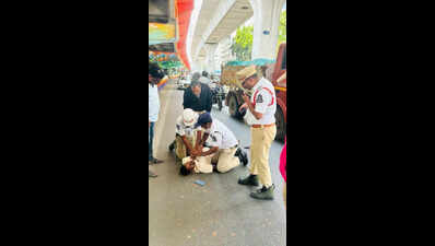 Traffic cops provide CPR, save man’s life | Hyderabad News - The Times ...