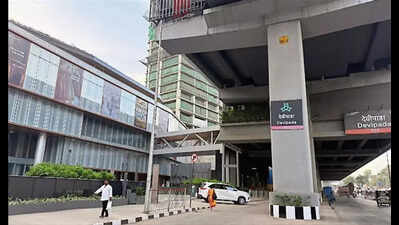 FOB helps beat rd chaos, directly links Metro stn to Borivli mall ...