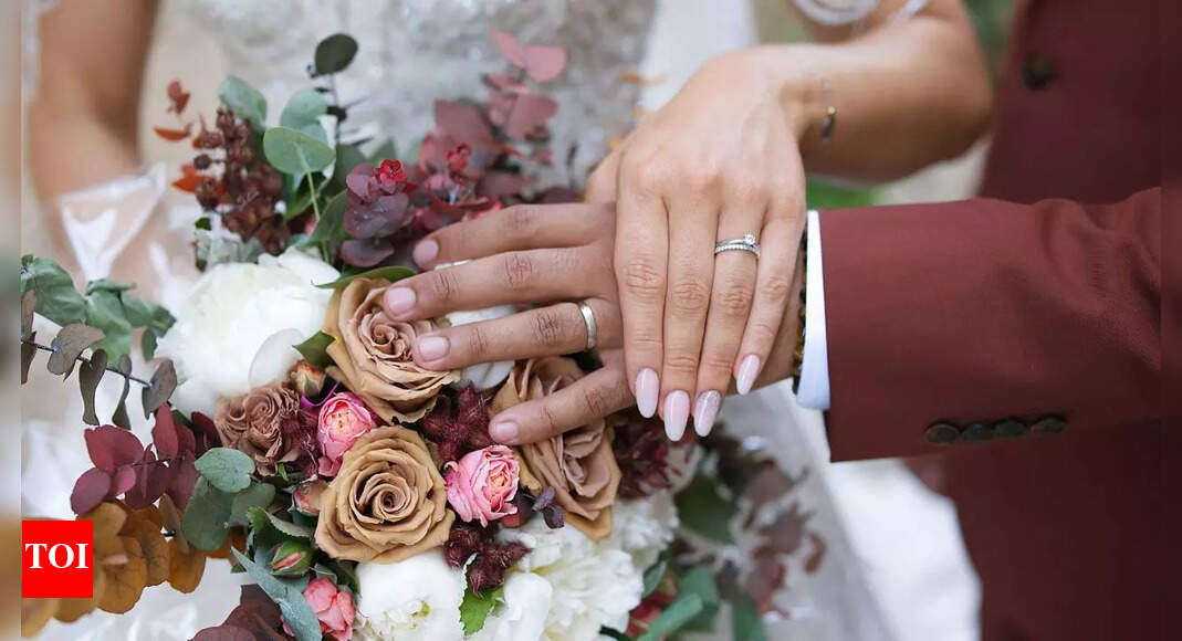 Wedding photoshoot disaster: Colour bomb explosion leaves bride with ...
