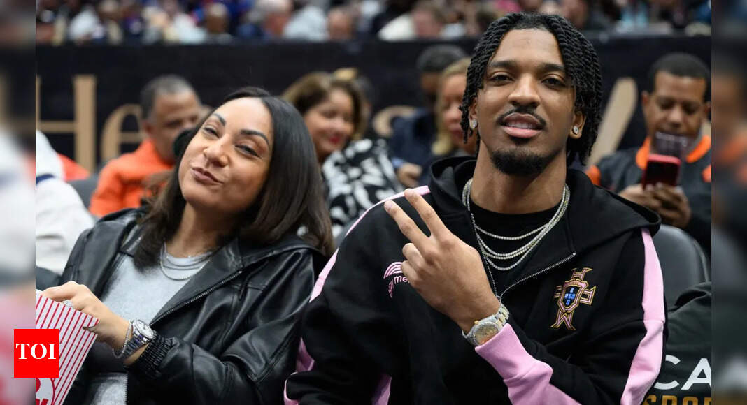 "No wonder Jayden is a 25 year old virgin": Jayden Daniels' mom keeps ...