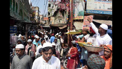 Petals shower on Muslims heading for Alvida prayers | Prayagraj News - The Times of India