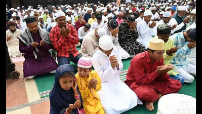 Muslims celebrate Eid-ul-Fitr amid scorching heat | Bhubaneswar News - The Times of India