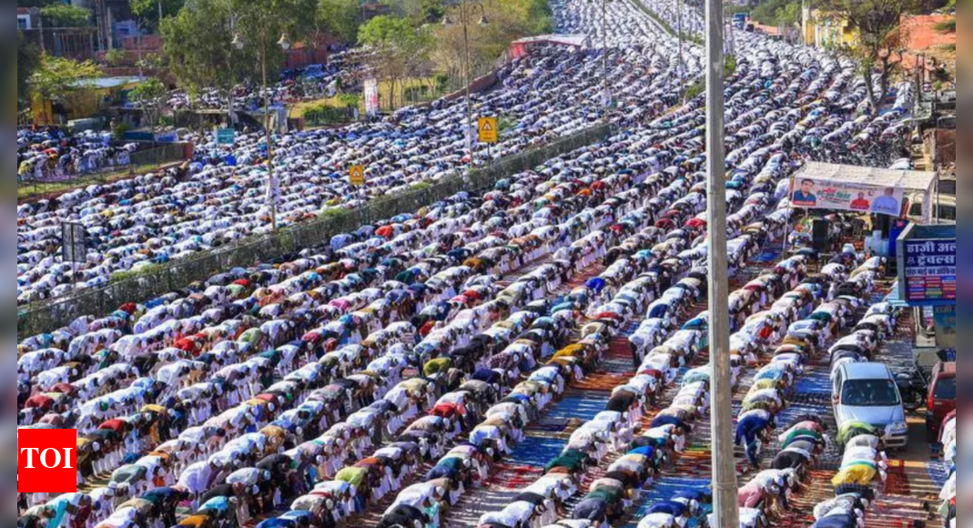 Hindu residents shower rose petals on namaz attendees in Jaipur | Jaipur News - The Times of India