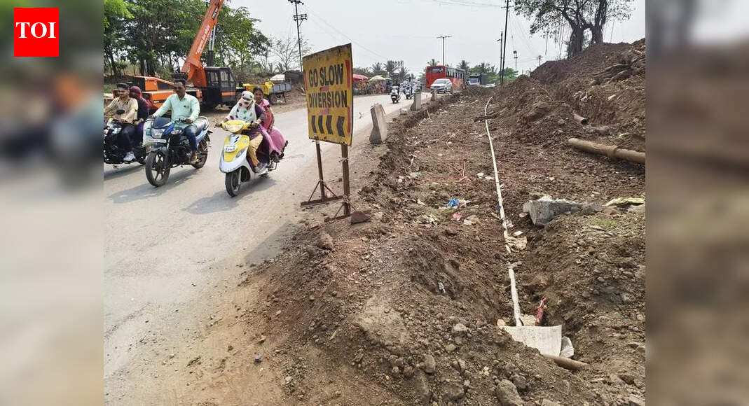 Road excavation by Kolhapur civic body at Phulewadi Naka causes traffic ...